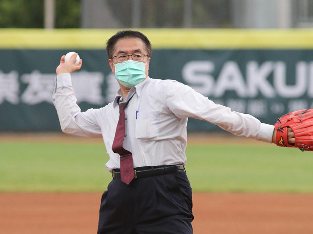 主持開球儀式變身粉絲 黃偉哲：把冠軍盃留在台南 | 中華日報|中華新聞雲