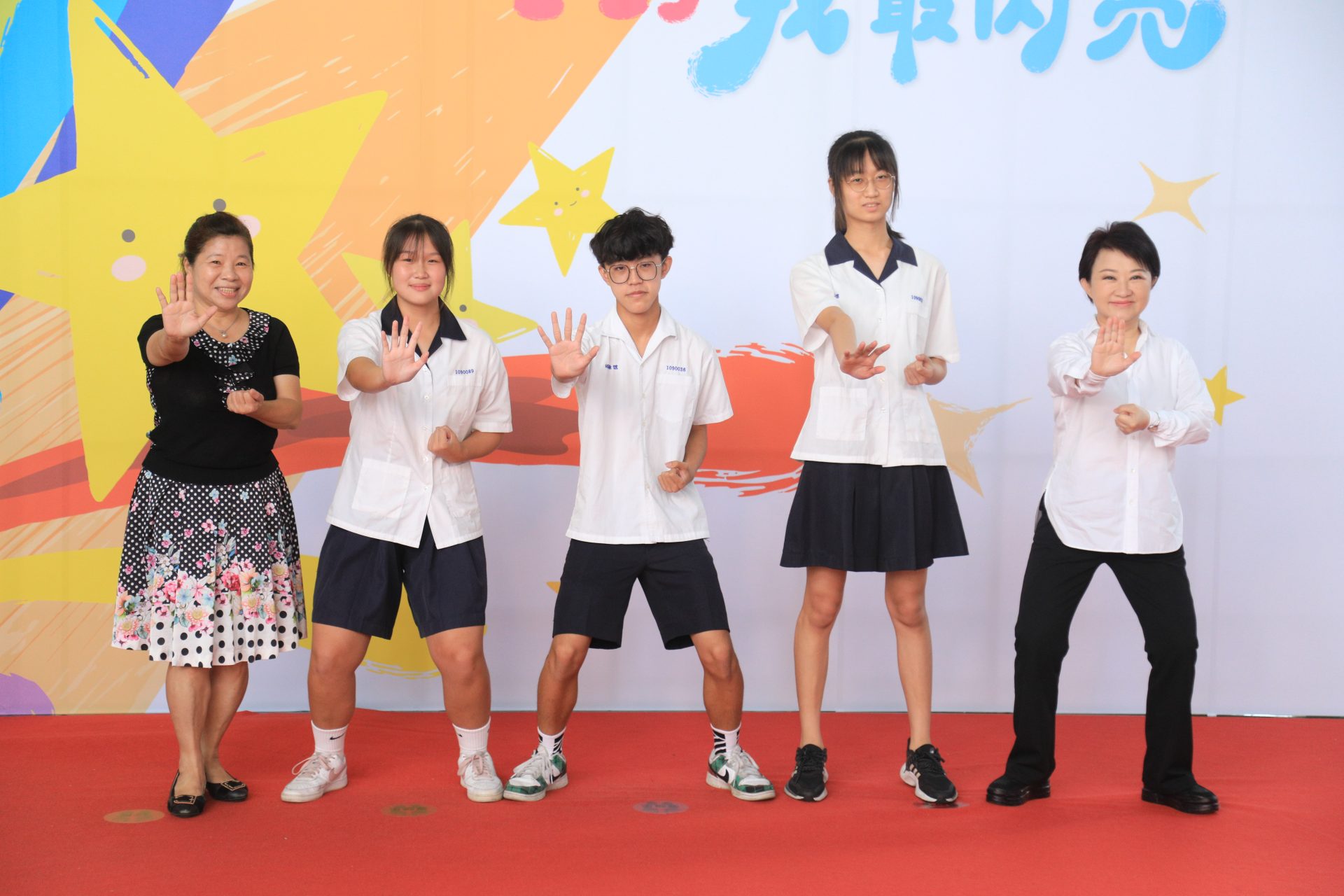 中市頒市長獎 盧秀燕接力擺拍 | 中華日報|中華新聞雲