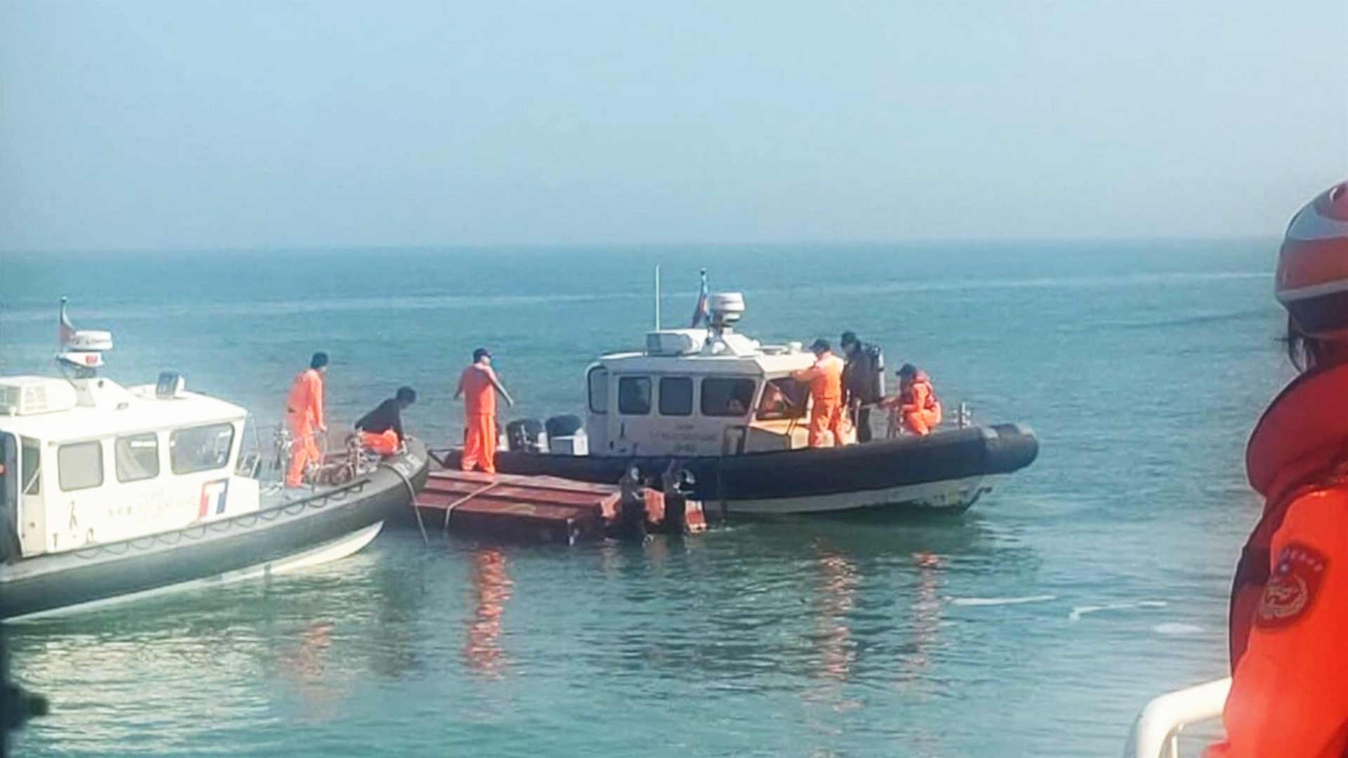 大陸快艇越界金門拒檢蛇行翻覆釀2死 海巡署聲明一切依法取締 | 中華日報|中華新聞雲