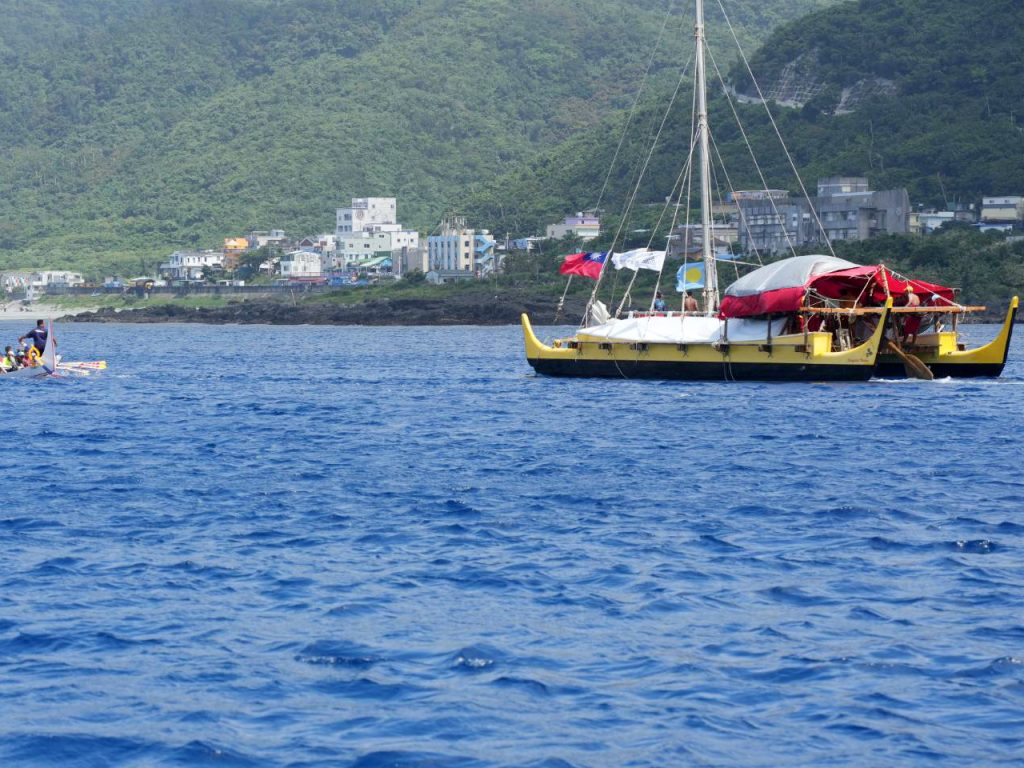 帛琉無動力帆船Alingano Maisu航抵蘭嶼 達悟族以傳統儀式迎船 | 中華日報|中華新聞雲