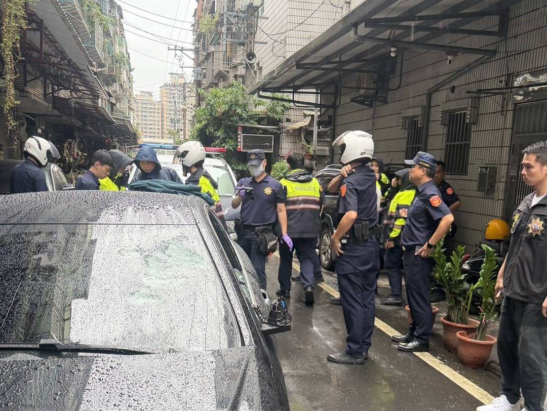 嫌犯毒駕拒檢衝撞 板橋警狂轟8槍 緝獲毒品、武士刀移送